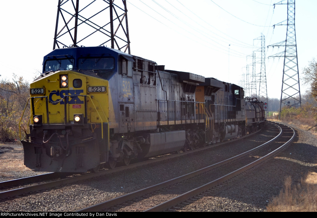 CSX AC44CW 523 leads Q300-11